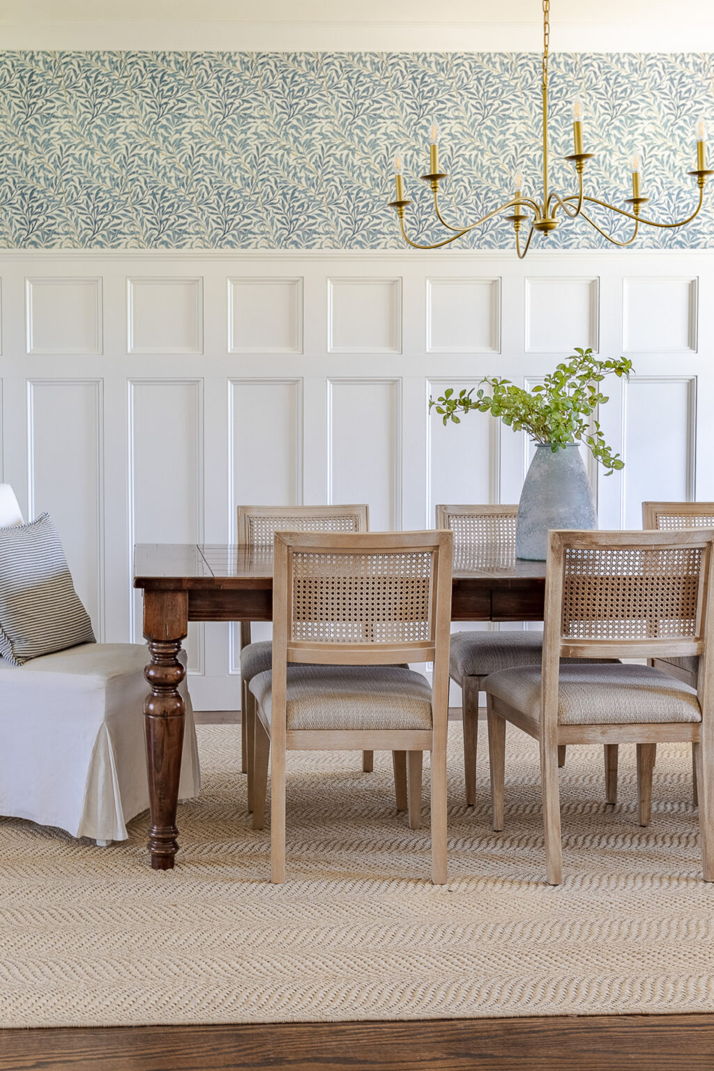 Benjamin Moore Chantilly Lace - A Paint Color Review